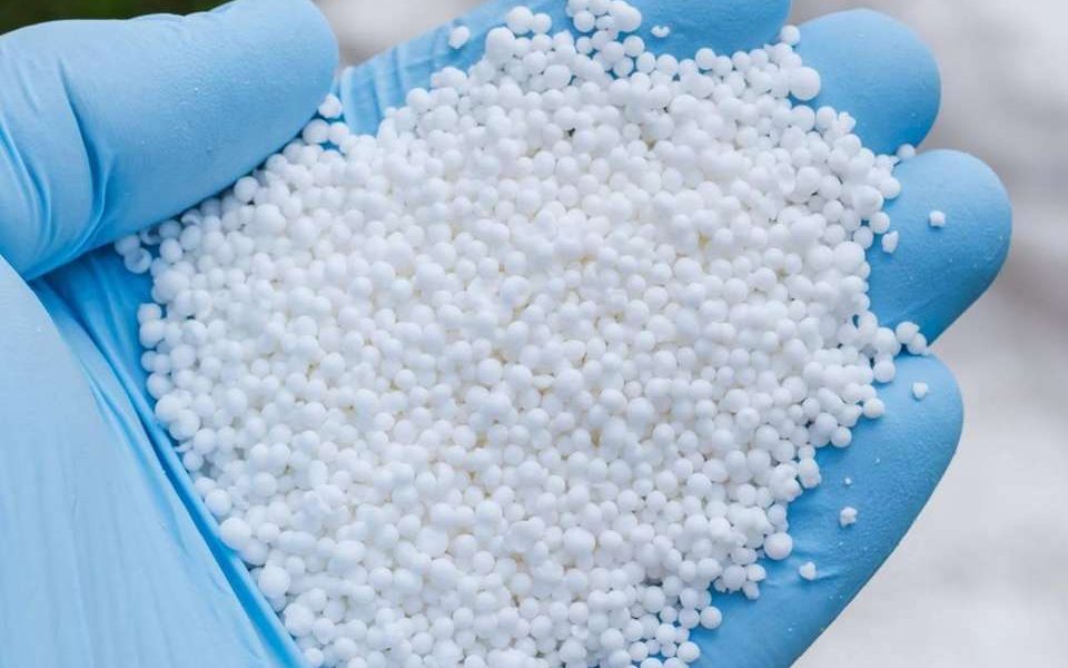 Use of nitrogen fertilizers in agriculture: major fertilizer producer ...